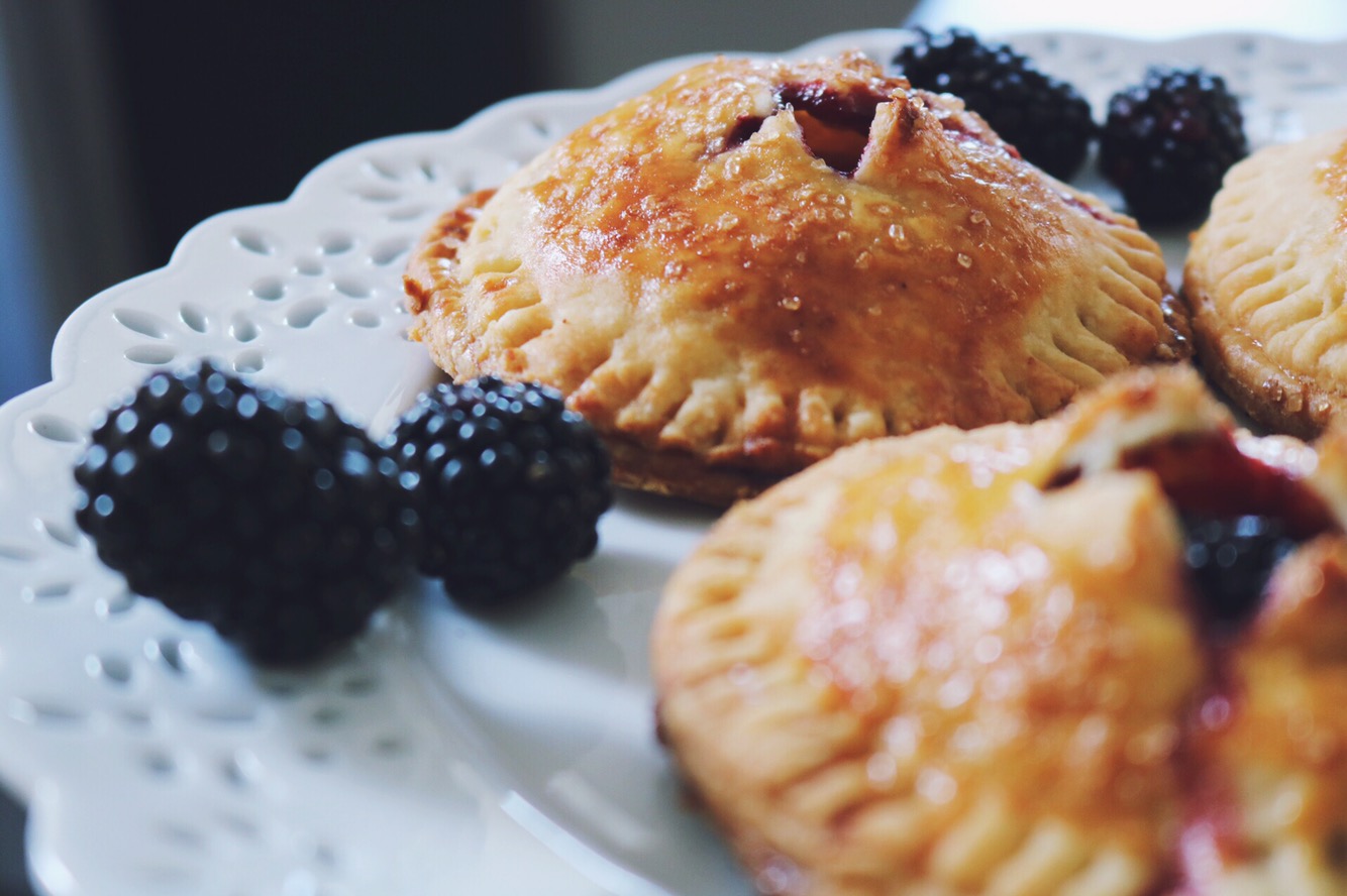 Summertime Apple Blackberry Mini Pies – pies before guys